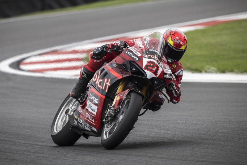 WSBK-Massencrash in Donington: Wie es Michael Rinaldi und Tom Sykes geht