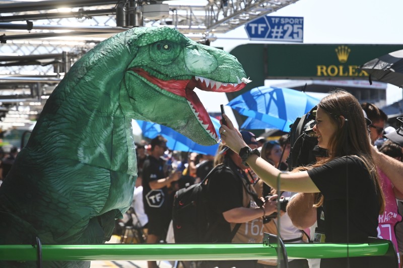 Dino-Porsche "Rexy" bekommt pinke Schwester "Roxy"