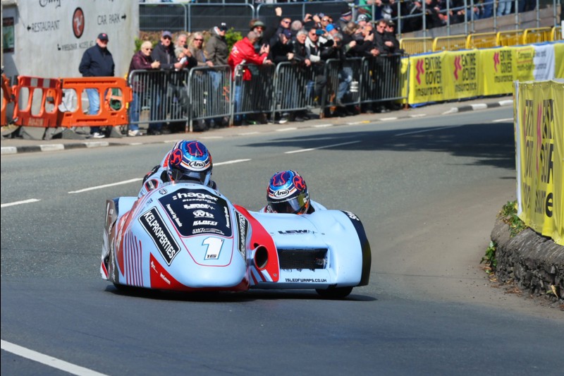 Isle of Man TT 2024 (Seitenwagen 2): Crowe-Brüder gewinnen nach Neustart