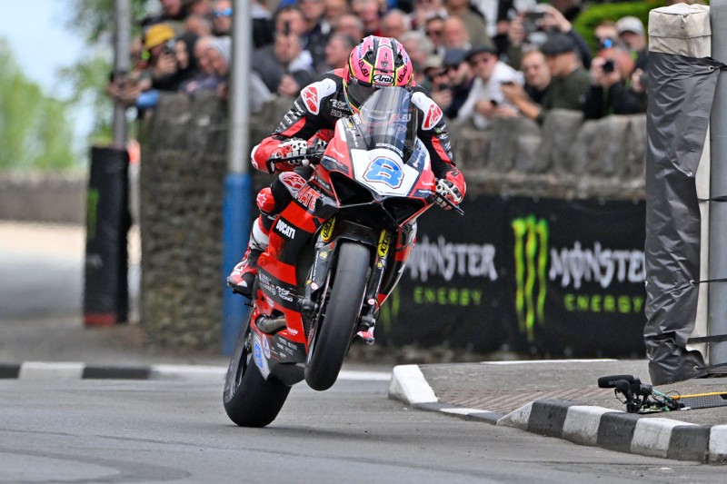 Isle of Man TT 2024 (Supersport 2): Michael Dunlop feiert 28. TT-Sieg
